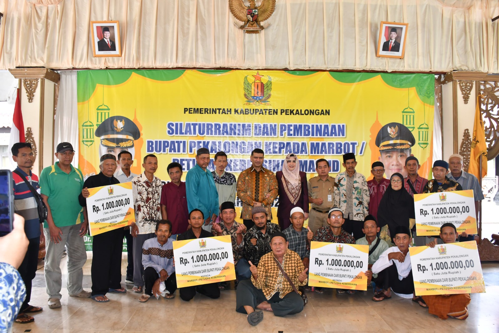 Bupati Fadia Arafiq Serahkan Bantuan Insentif kepada 895 Marbot Masjid ...