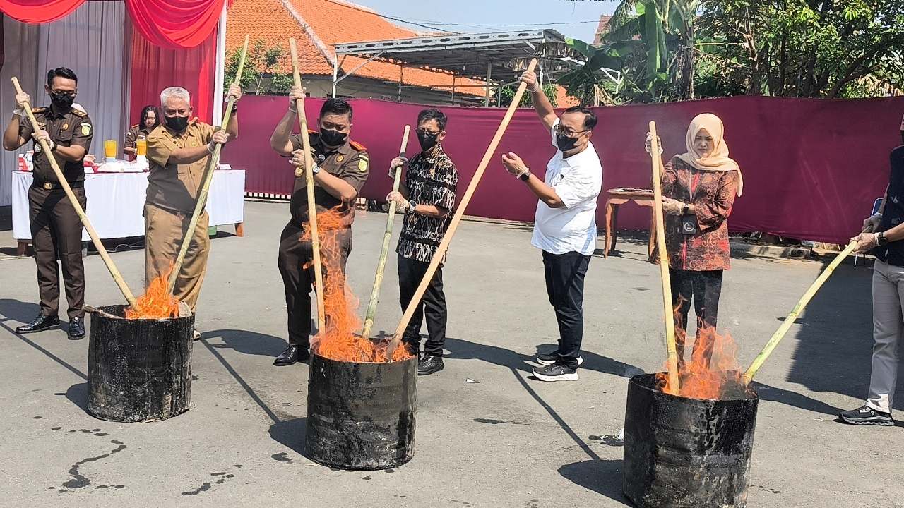 Kejari Batang Musnahkan 10.565 Butir Obat Terlarang dan 114 Gram Sabu ...