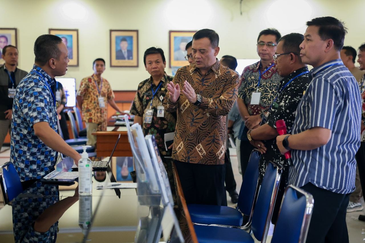 Gubernur Jateng Tinjau Langsung SPMB 2026, Sejumlah Kendala Aplikasi ...