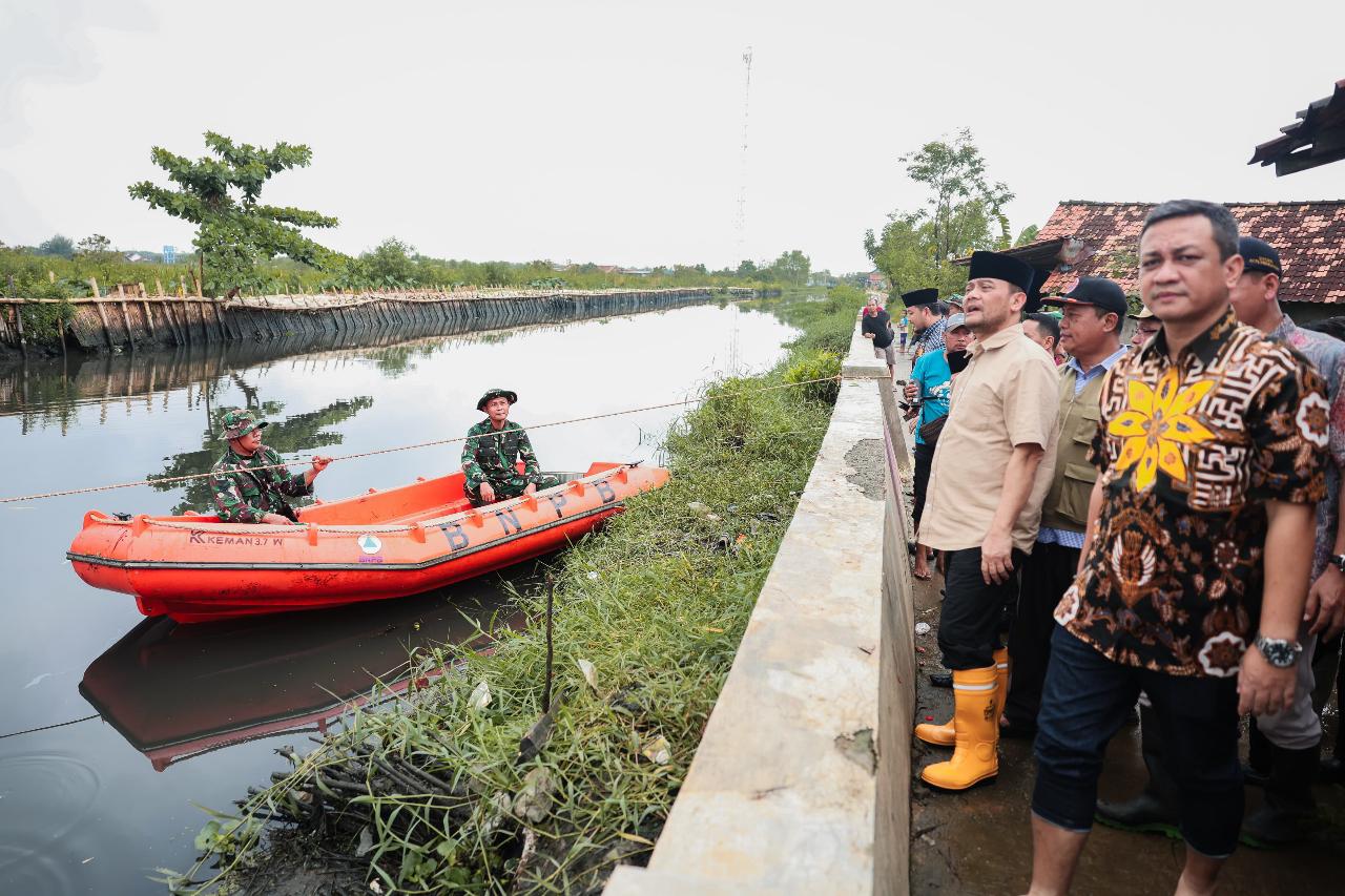 Gubernur Jateng Tinjau Tanggul Sungai Bremi yang Jebol, Banjir Rendah ...