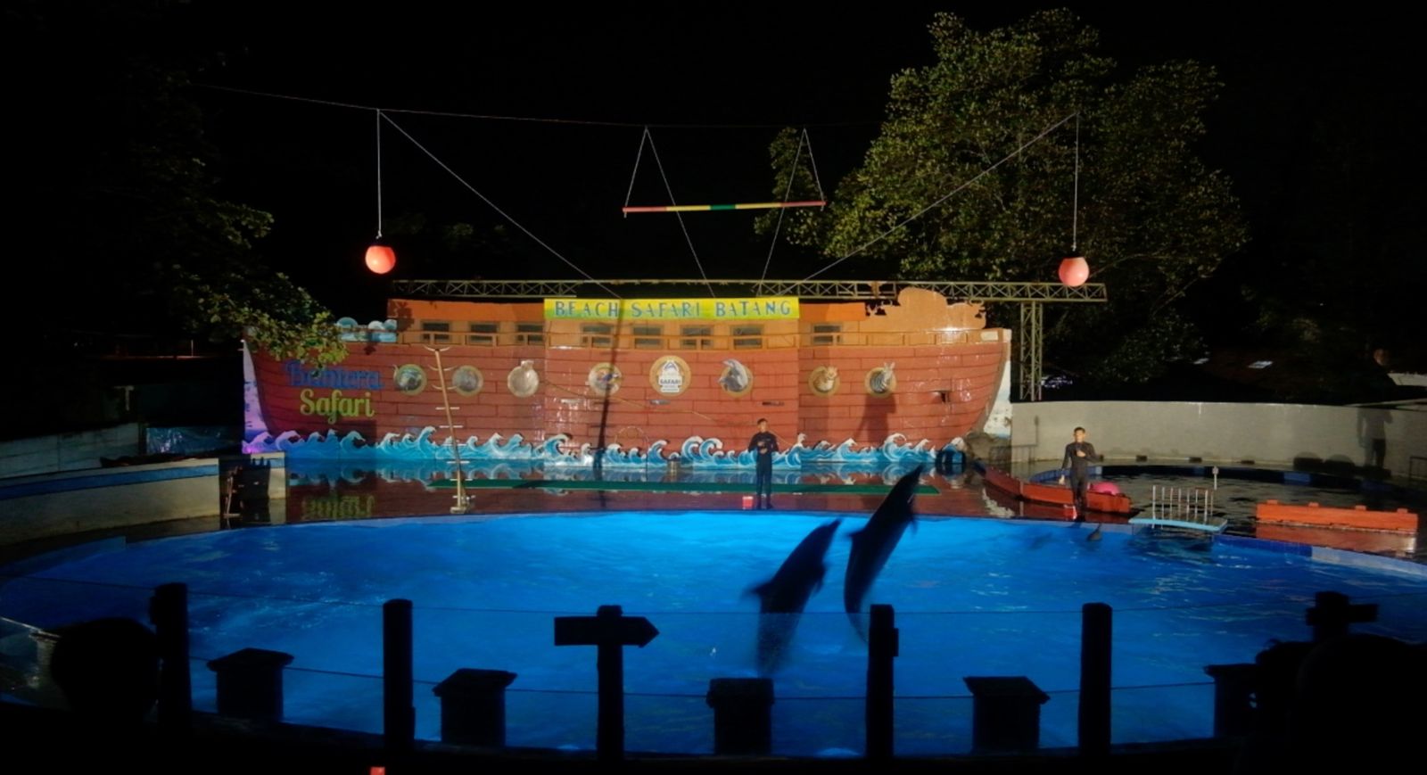 Dolphin Night Show dan Kecak Bali Jadi Magnet Akhir Tahun Safari Beach ...