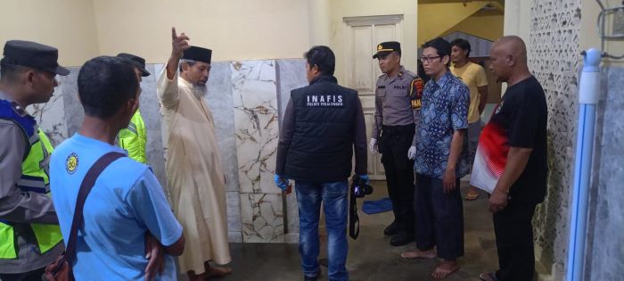 Usai Antarkan Pesanan Ayam Geprek, Mahgriban di Masjid, Driver Ojol di ...