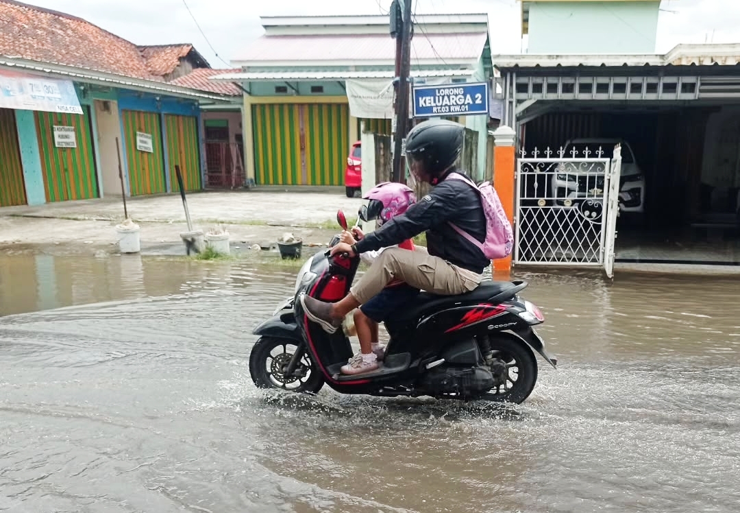 5 Tips Berkendara Motor di Jalanan Banjir, Dijamin Anti Mogok Buktikan Saja