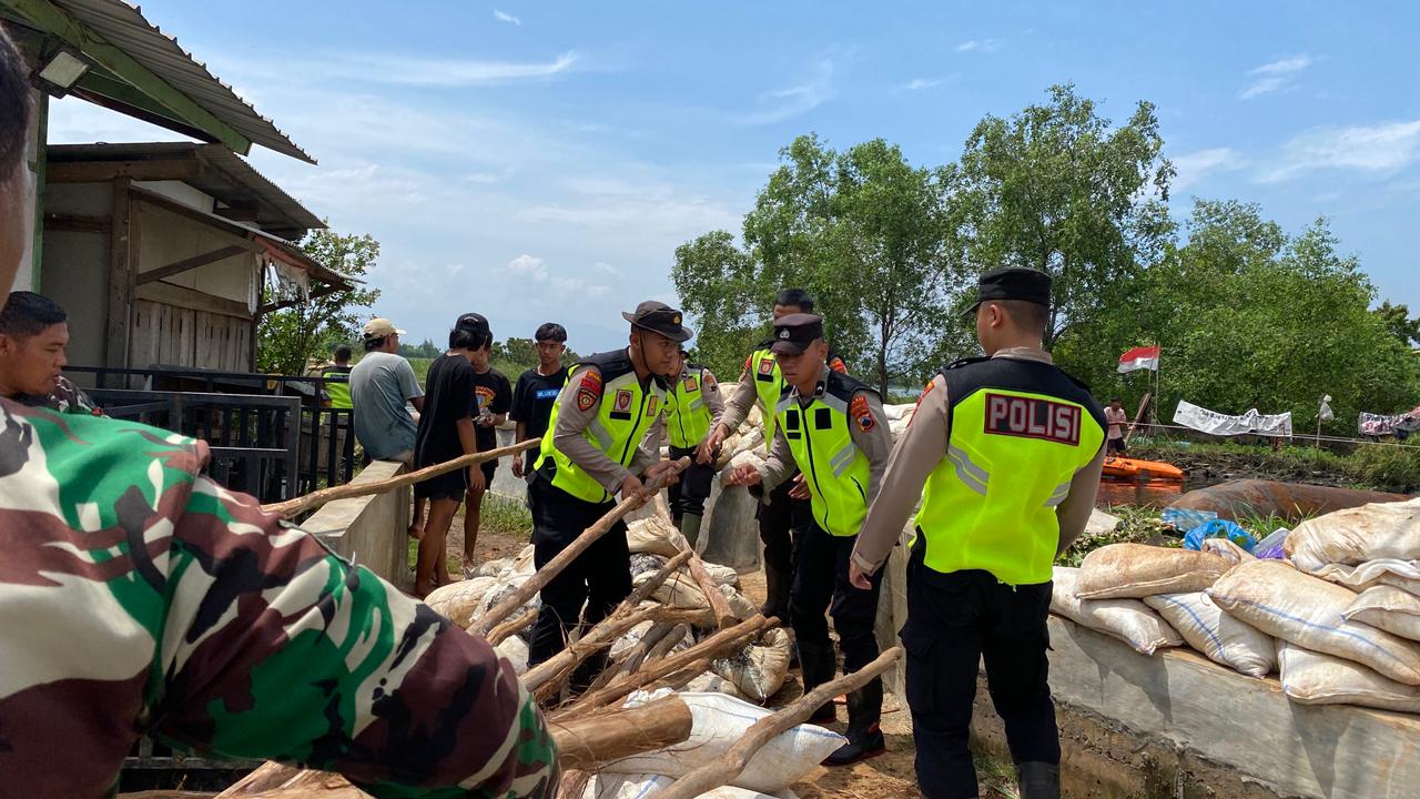 Gotong Royong Aparat dan Warga Percepat Penanganan Banjir Pabean Pekalongan
