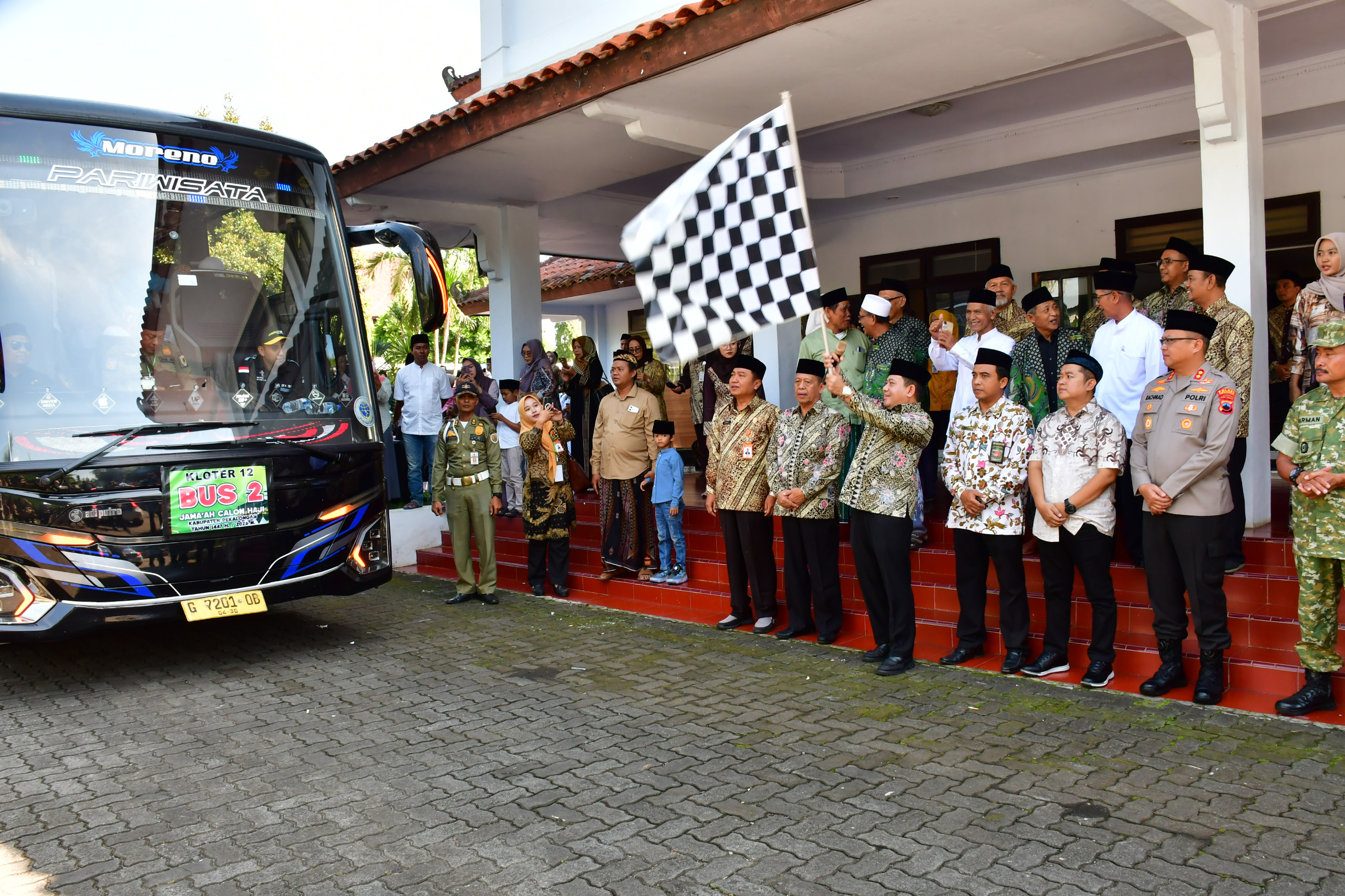 Plt Bupati Pekalongan Sukirman Lepas Ratusan CJH, Tekankan Ibadah ...