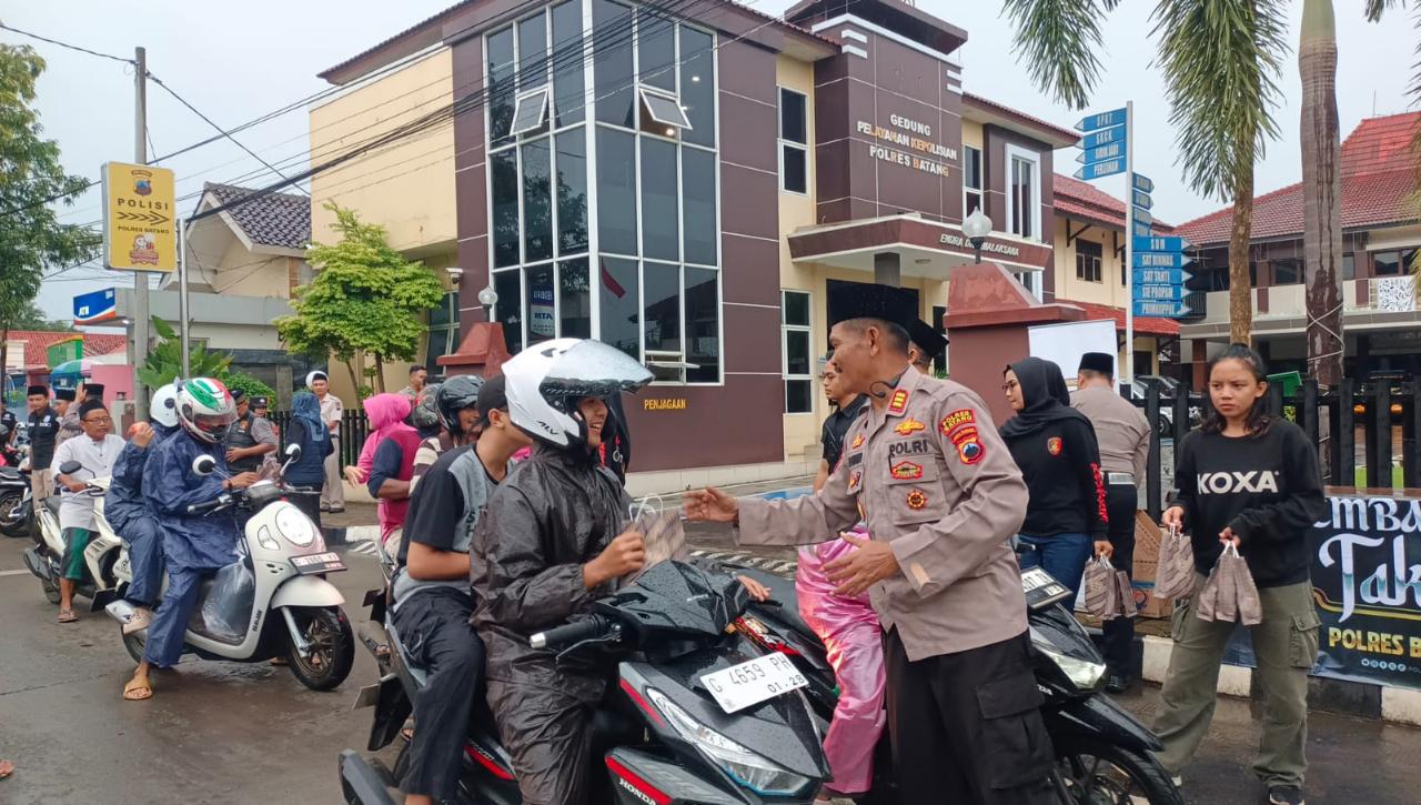 Kapolres Batang dan Jajarannya Berbagi Takjil di Bulan Ramadhan, Pererat Hubungan dengan Masyarakat