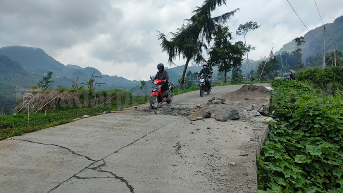 Jalan Alternatif ke Dieng Rusak