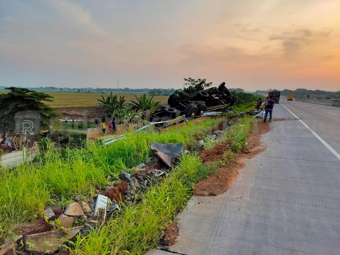 Sopir Ngantuk, Truk Terguling di Tol